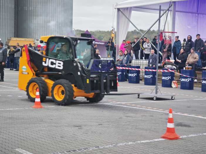 Competition among female operators of JCB skid steer loaders. Agrimatco